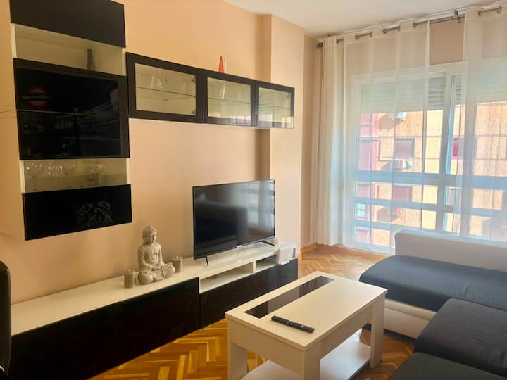 Descubre Madrid Como Un Local Junto Al Aeropuerto - Madrid