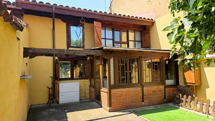 Encantadora Casa Rústica Con Patio Privado - León