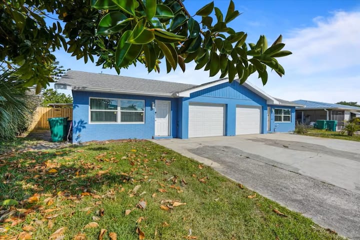 Blue Pearl: Beachside, 3bed, Pets Ok, Backyard - Satellite Beach, FL