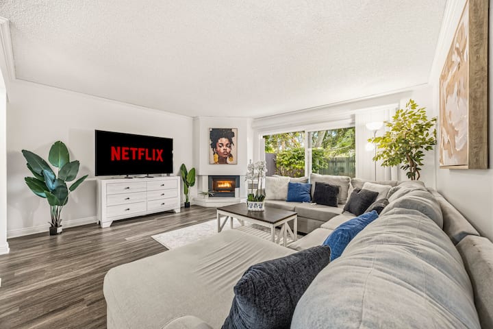 Newport Townhome, 10 Mins To Pier - Newport Beach, CA