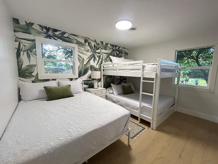Sleeps 14 | Near Airport, Hospitals & Mall - Pensacola, FL
