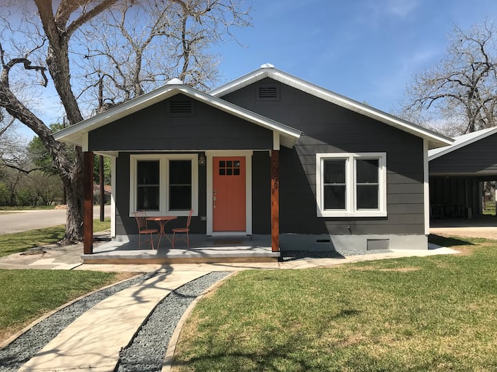 Gruene Road Cottage - New Braunfels, TX