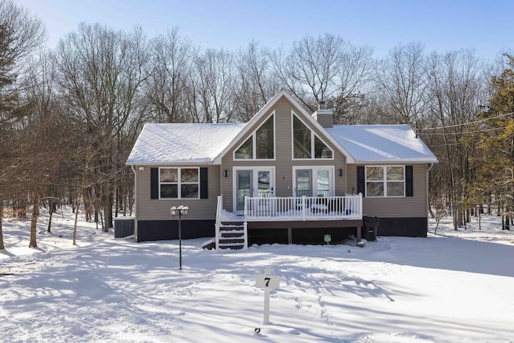 A-frame + Hot Tub + Game Space Treeline Views - Pocono Raceway