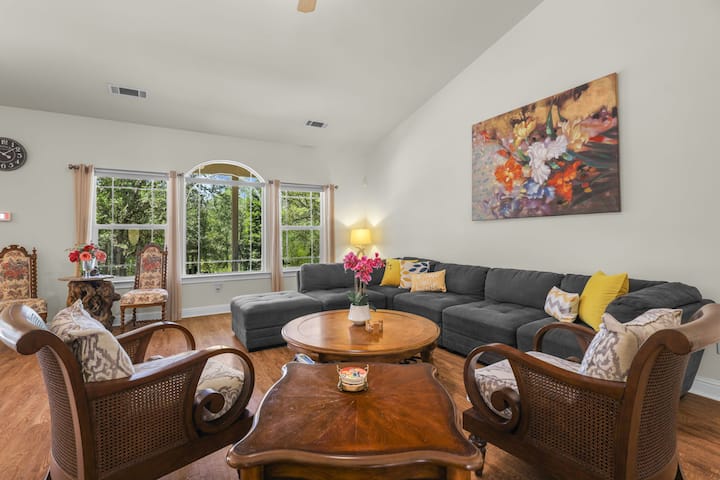 Peaceful Creekside Sanctuary 4 Bd & Expansiveyard - Redding, CA