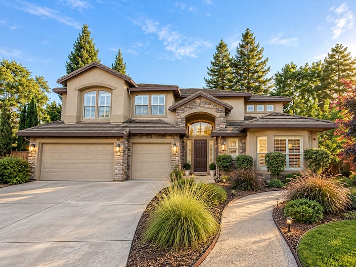 Gorgeous 6 Br Home In Gated Community With Pool - Sacramento, CA