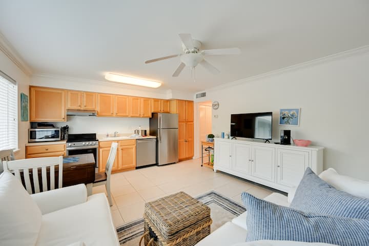 Walk To Beach! Old Naples Condo W/ Pool Access - Naples, FL