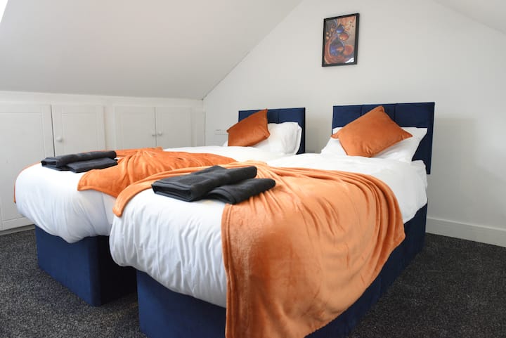 New 5 Bed Contractor&business Suite Lupto 20% Off - Beaconsfield, UK