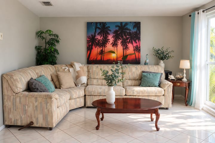 Beach House | Sleeps 8+| Backyard Games & Fire Pit - Hudson, FL