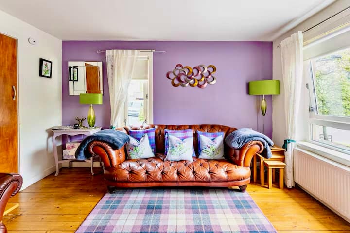 Free Private Parking: Holyroodhouse Palace Apt. - Edinburgh