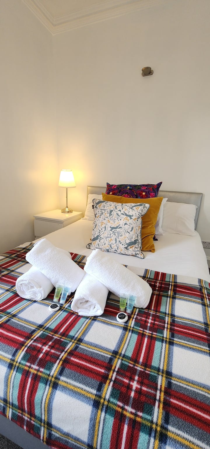 Modern Broughton Apartment - Walk To City Centre - Edinburgh