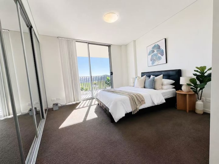 Modern Liverpool Area Home | Free Parking - Liverpool