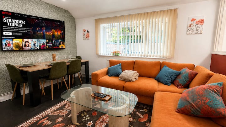 Comfort Stay | Sleeps 14 | Near Docks & Cathedral - Gloucester, UK