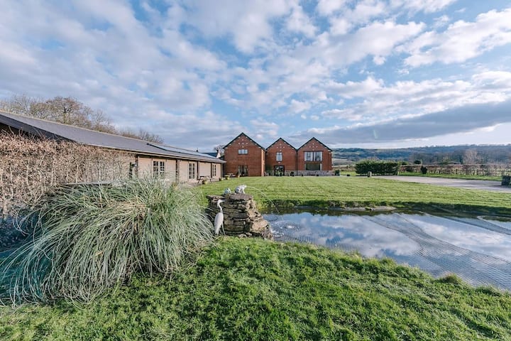 Dorset Barn Stay | Sleeps 24 & 2 Private Hot Tubs - ドーセット