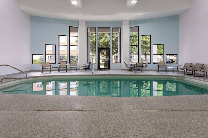 La Quinta Kokomo | King | Indoor Pool - Kokomo, IN