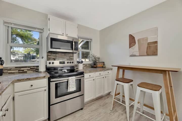 Fully Fenced Retreat! Pets Welcome + Washer/dryer~ - 威奇托