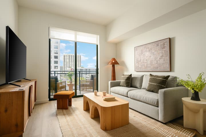 Sleeps 18 | 3 Suites + Rooftop Pool  Near Wynwood - Miami, FL