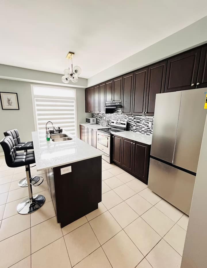 Sleep 15+ Guests Has 8 Beds Netflix Wi-fi Parking - Brampton