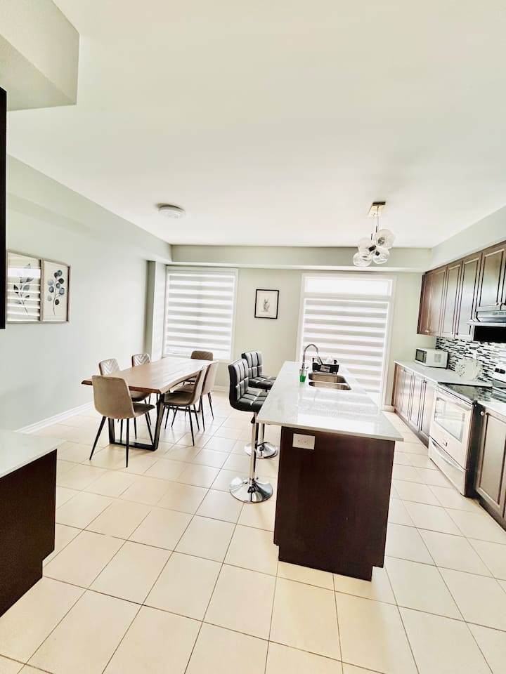 Spacious Home Sleep 14+ 8 Beds Wi-fi Netflx Parkin - Vaughan