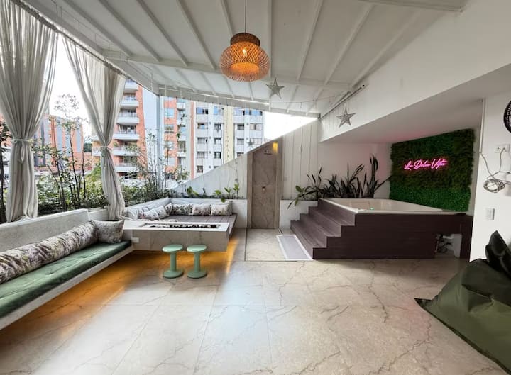 Luxury Laureles Mansion | 8br & Rooftop | Jacuzzi - Medellín