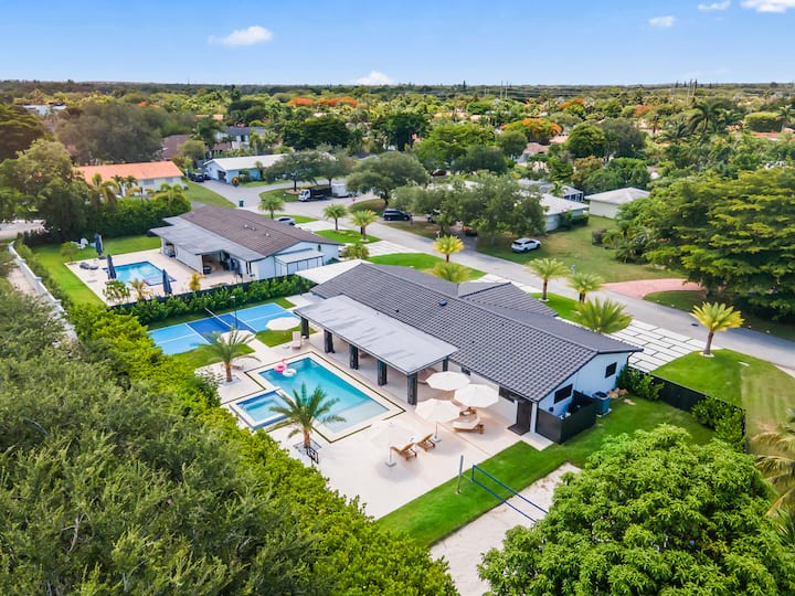 Resort-style Villa | Pool | Jacuzzi | Games - Bahamas