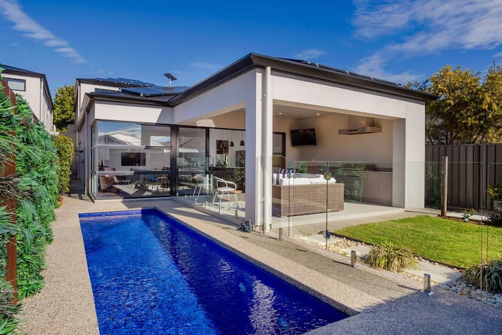 The Clovelly House | Luxury Coastal Retreat - Glenelg