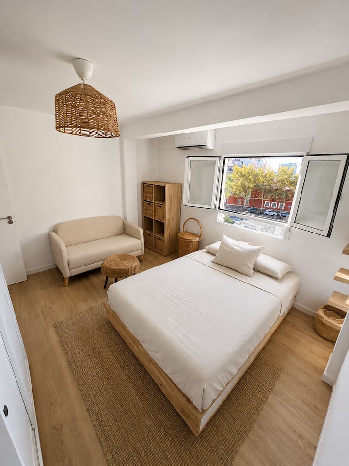 Hab. Amplia Con Sofá Y Vestidor | Ac | Mar - Valencia