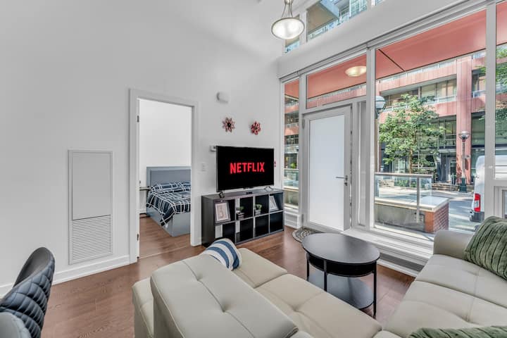 Luxury 3br Condo | Free Parking - Toronto
