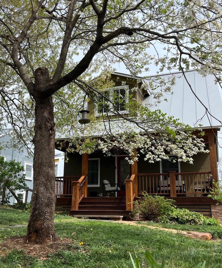 Enchanting Belmont Cottage With Views - Charlottesville, VA
