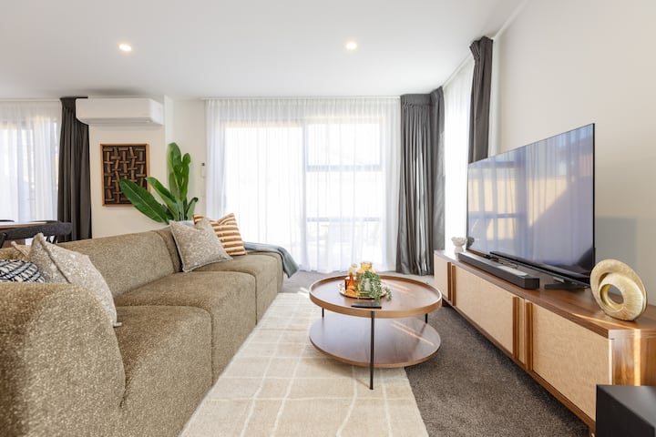 Modern Family Home  Sleeps 6 - West Melton