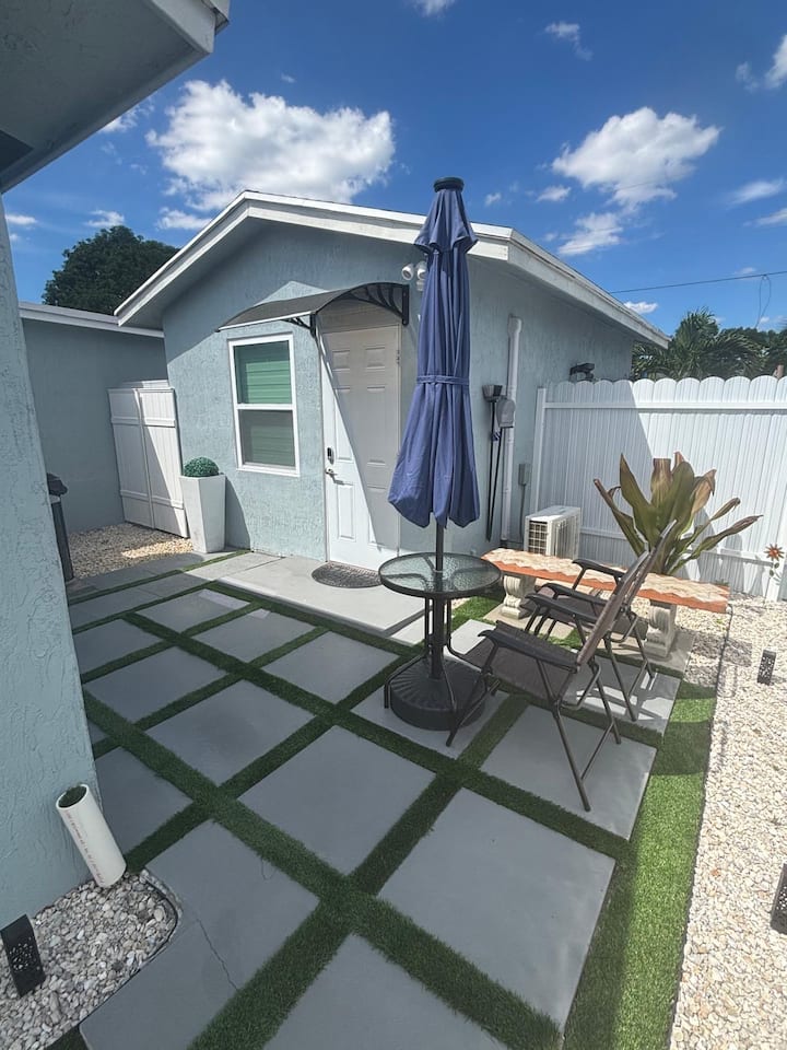 Private Studio * Full Kitchen *Private Patio * - West Palm Beach, FL