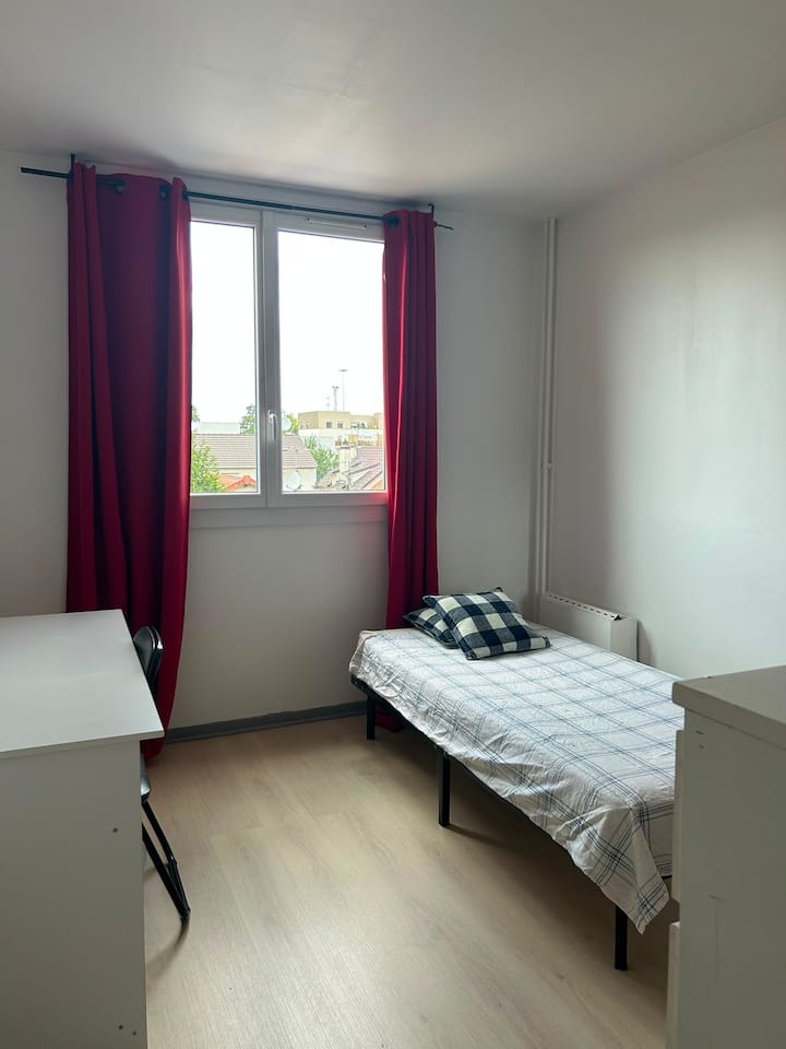 Chambre Privée Avec Bureau - Accès Rapide à Paris - Saint-Denis, France