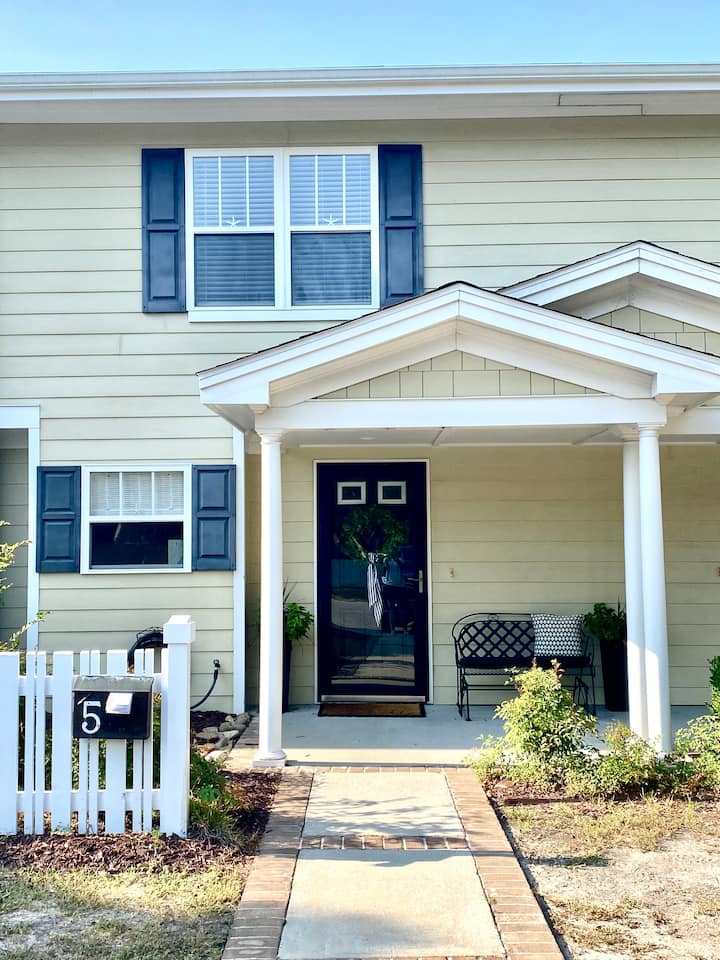 "Ann" Excellent Escape Hosted By Kelsey & Chuck - Beaufort, NC