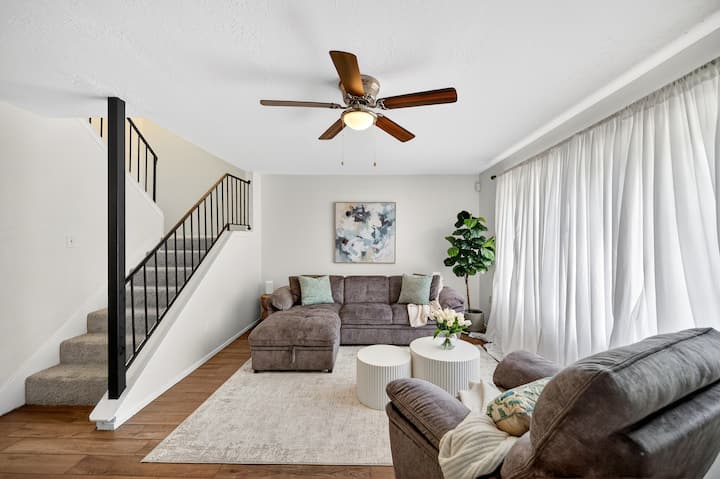 Chic Townhome- 2 Bedroom - Missouri City, TX