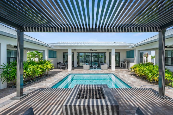 Cocoa Beach Luxury Home + 2 Private Casitas | Pool - Cocoa Beach, FL