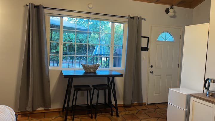 Charming Studio With Private Patio & Wood Ceilings - Chatsworth - Los Angeles