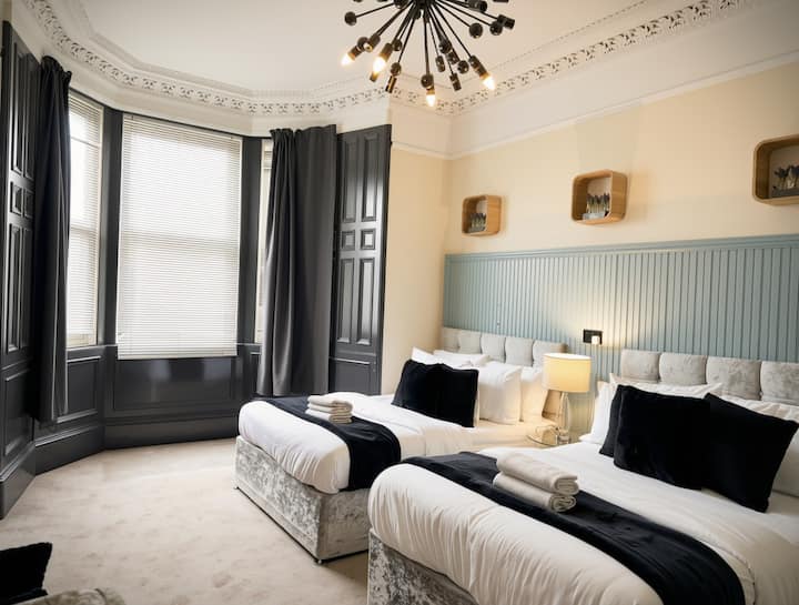 Fountain Park, 6 Beds, 3 Baths, Cinema, Sleeps 10 - Edinburgh
