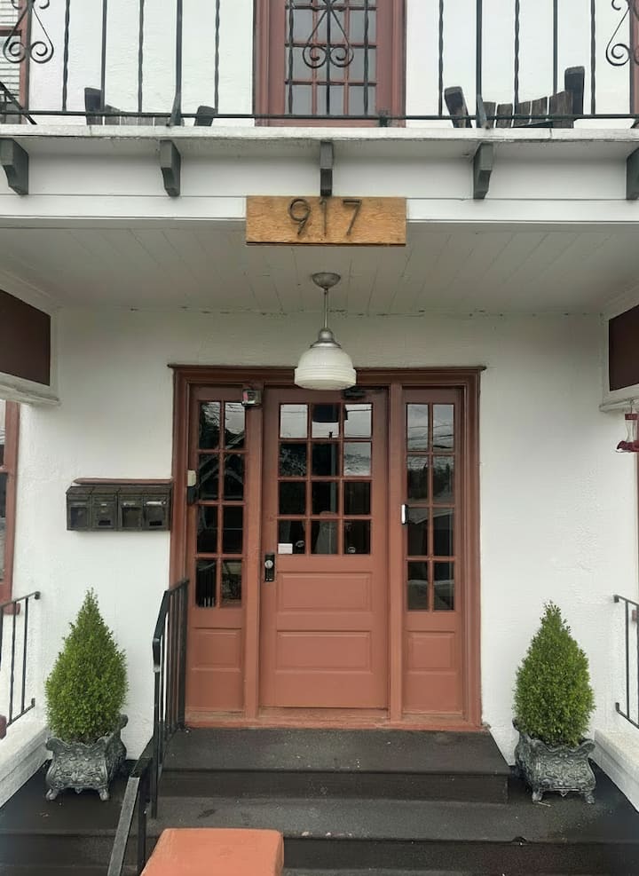 Hip + Central Bremerton Apartment - Bremerton, WA