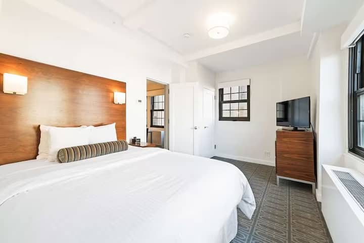 Heart Of Nyc | 1br Apt | City View + Full Kitchen - Manhattan, NY