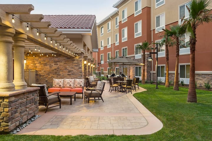 Near Loma Linda Univ. + Free Breakfast & Kitchen - San Bernardino, CA