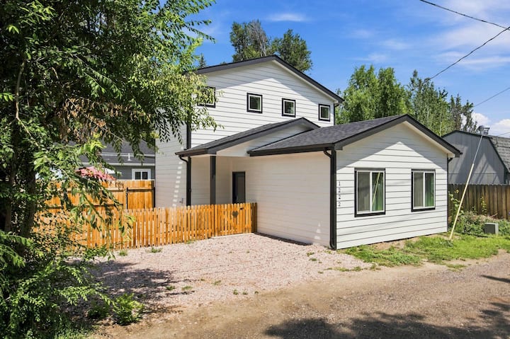 Sweetheart City Downtown Retreat | Dog Friendly - Loveland, CO