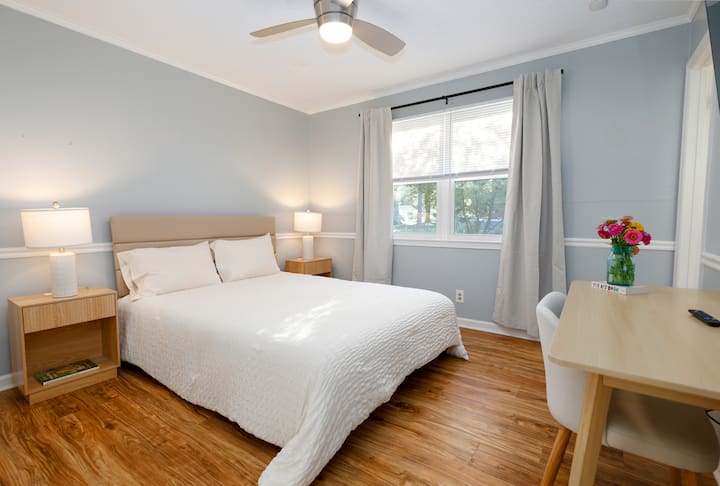 Private Queen Room + Ensuite Bath | Durham - Durham, NC