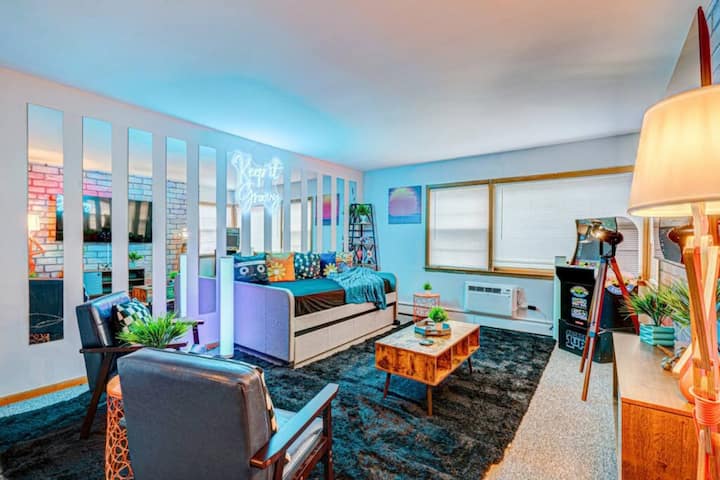 90s Condo| King Bed | 65 Smart Tv | Arcade Game - Hanson Park - Chicago