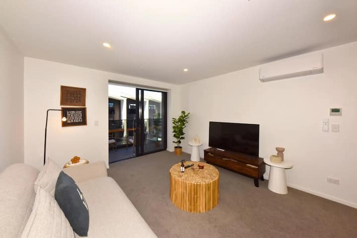Elegant City Retreat With Balcony - Christchurch