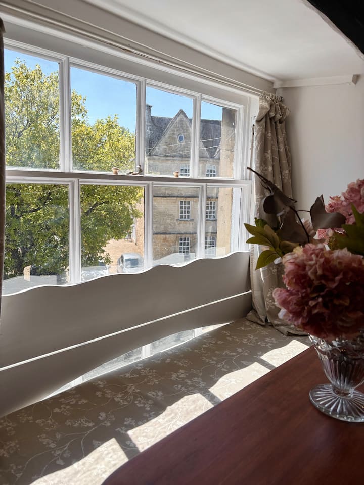 Elegant Top Floor Flat - Tetbury