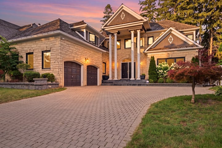 Spacious Pickering Retreat | Sleeps 10 | 4 Parking - Pickering