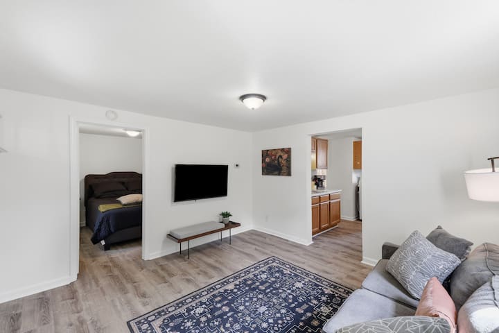 Entire Duplex | 4br | 2 Kitchens | Sleeps 8 - Greenfield, IN