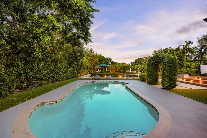 All-star Villa | Pool Basketball Ct Cinema - North Miami
