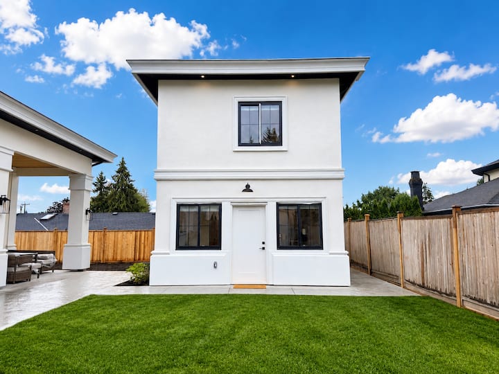 Lux 2 Bed 2 Bath Garden Suite | Ac | Ev Parking - Surrey