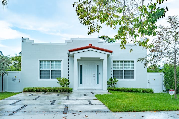 West Palm Beach 3br, Sleeps 16, 2 Baths House - Palm Beach, FL