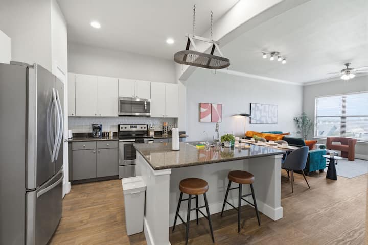 Sleeps 3 | Dt & Stadiums Nearby | Parking+pool+gym - Northside - Houston